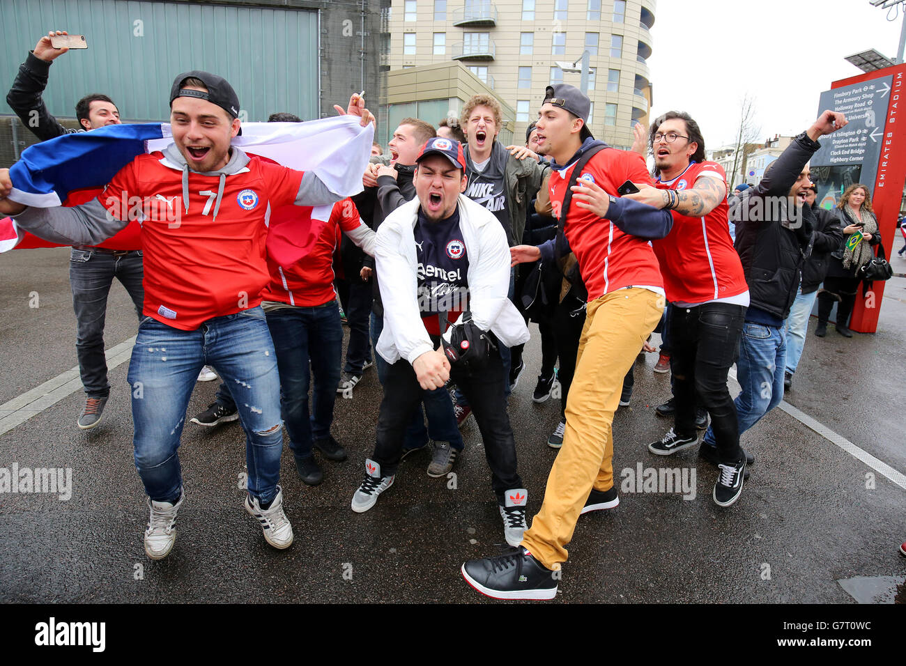 Chile fans arrive international friendly emirates stadium hi-res stock ...