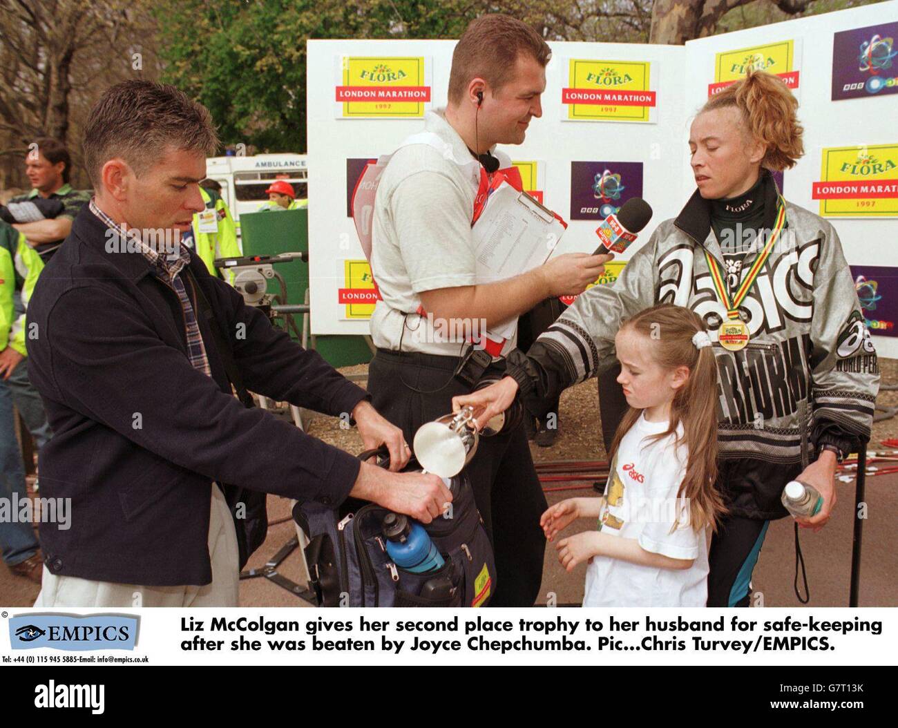 London Marathon-Finish. Liz McColgan gives her second place trophy to ...