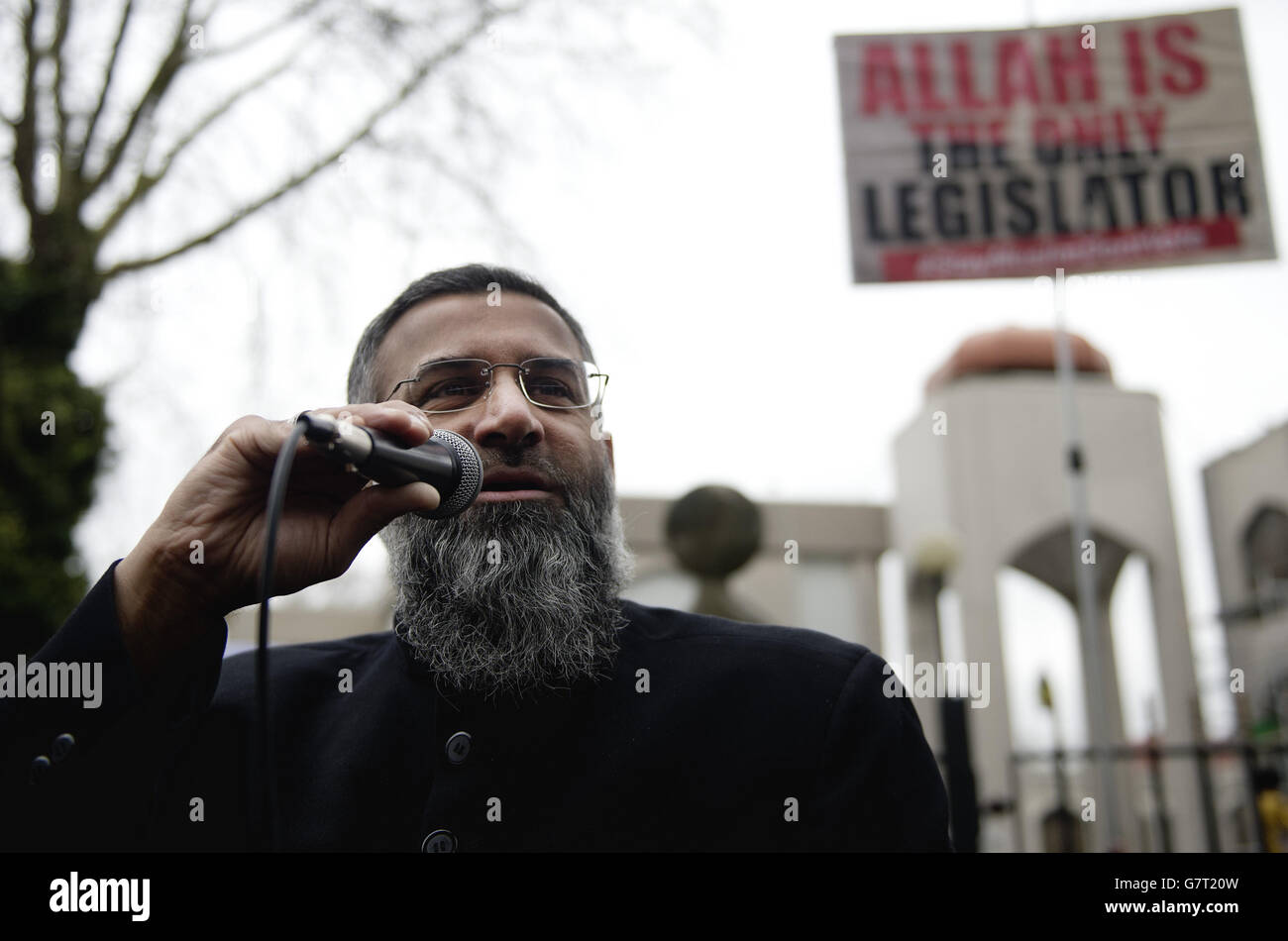 Radical cleric Anjem Choudary speaking outside London Central Mosque ...