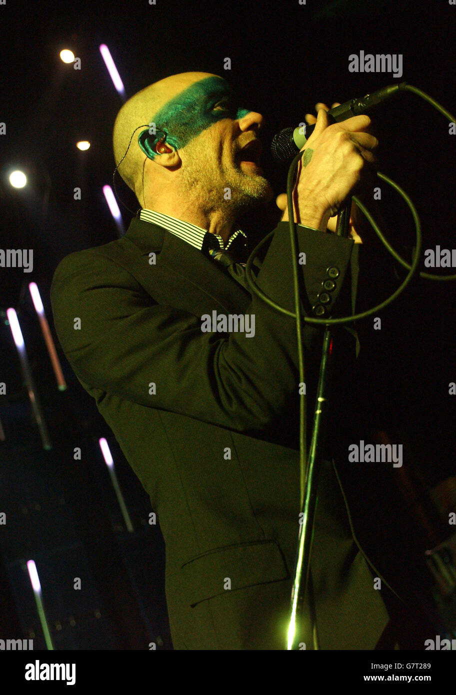 Showbiz rock music celebrity performing on stage singer hi-res stock ...