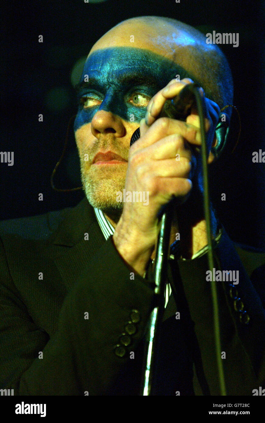 Showbiz music celebrity singer head shot hi-res stock photography and ...