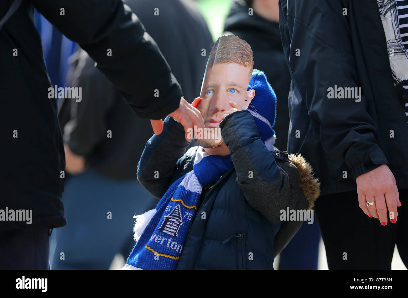 A young fan wears a mask of Ross Barkley before the match Stock Photo ...
