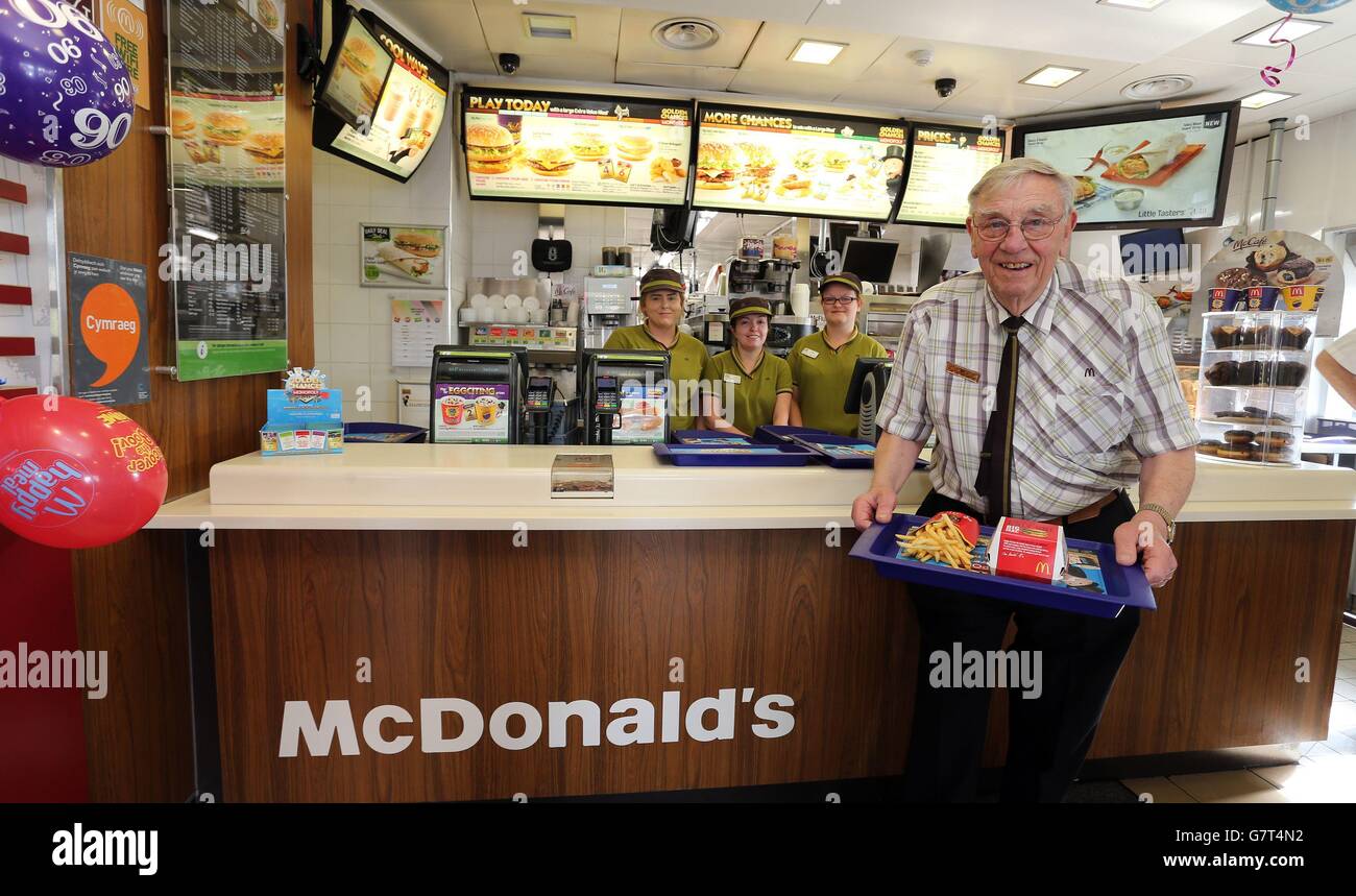 Mcdonalds Employee Stock Photos & Mcdonalds Employee Stock Images - Alamy