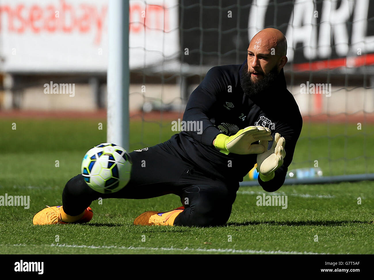 Everton goalkeeper Tom Howard during the Barclays Premier League match ...