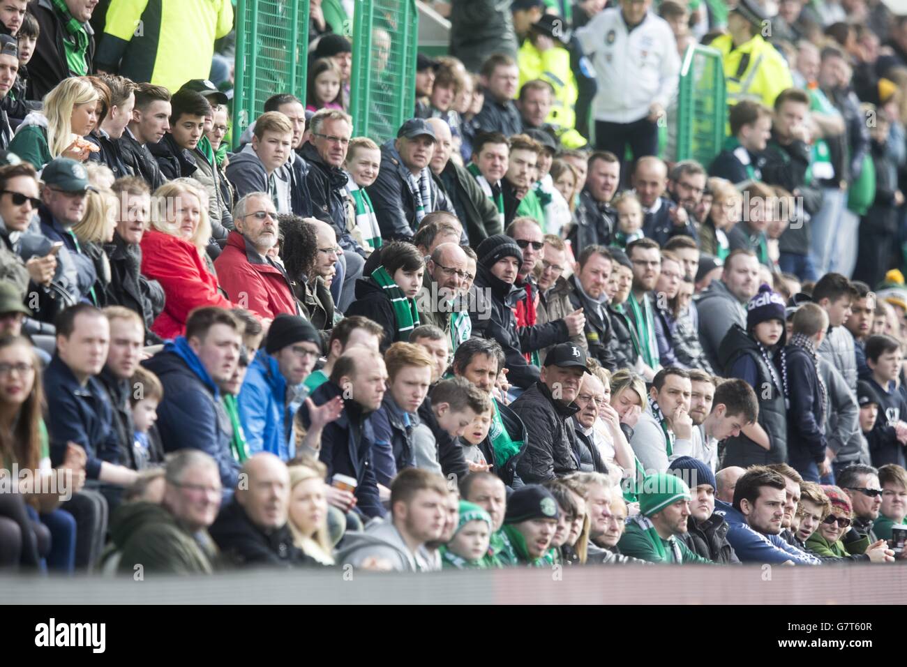 Hibernian fans in stands easter road hi-res stock photography and ...
