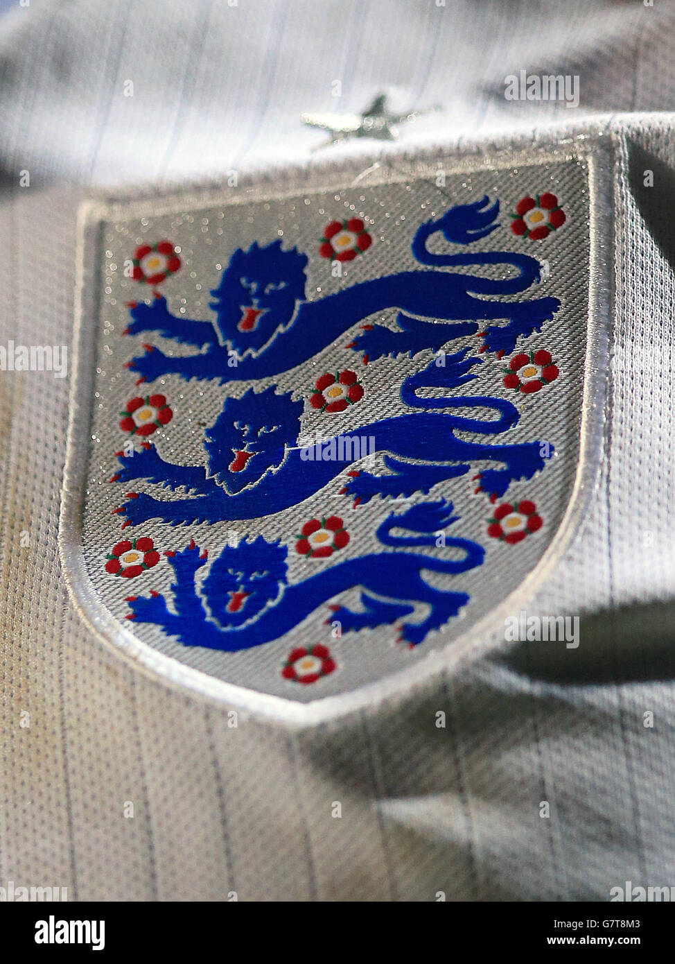 England football badge hi-res stock photography and images - Alamy