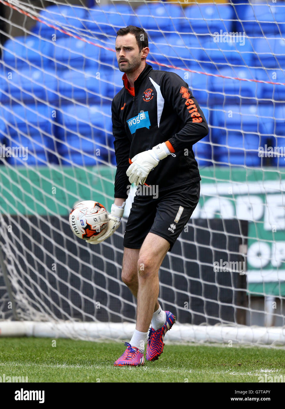 Blackpool goalkeeper joe lewis hi-res stock photography and images - Alamy