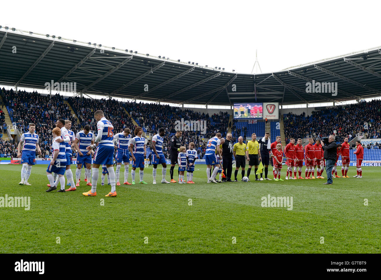 Reading and Cardiff City players line up before the game Stock Photo ...
