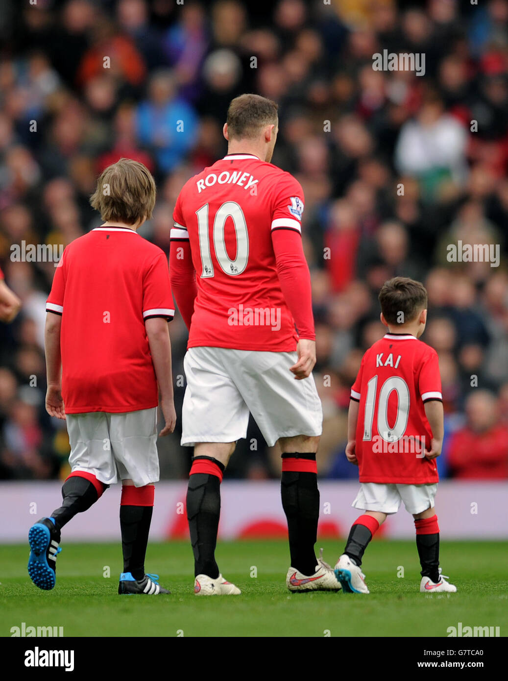 Kai rooney with his father wayne on the pitch hi-res stock photography ...