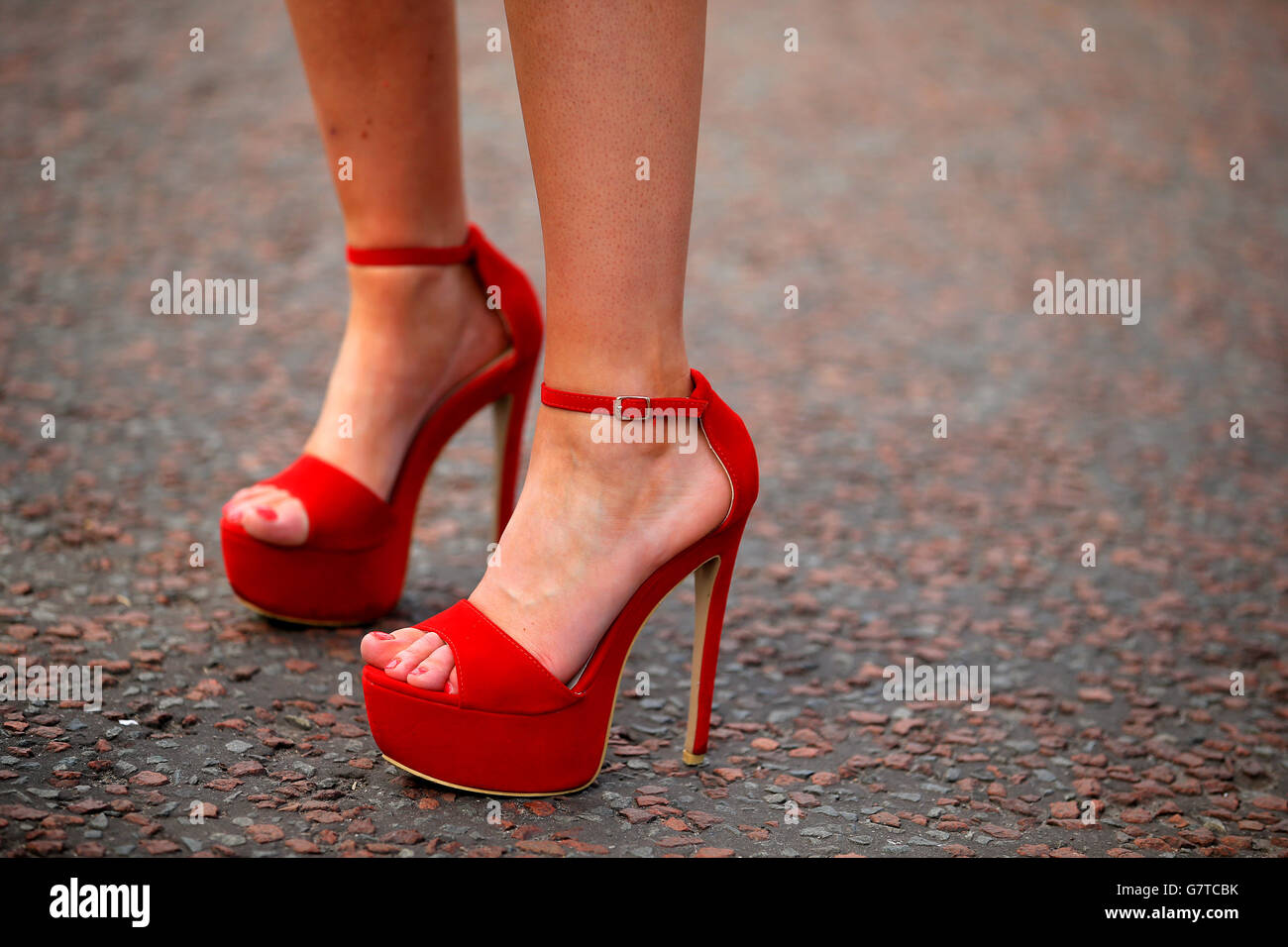 Ladies day aintree heels hi-res stock photography and images - Alamy