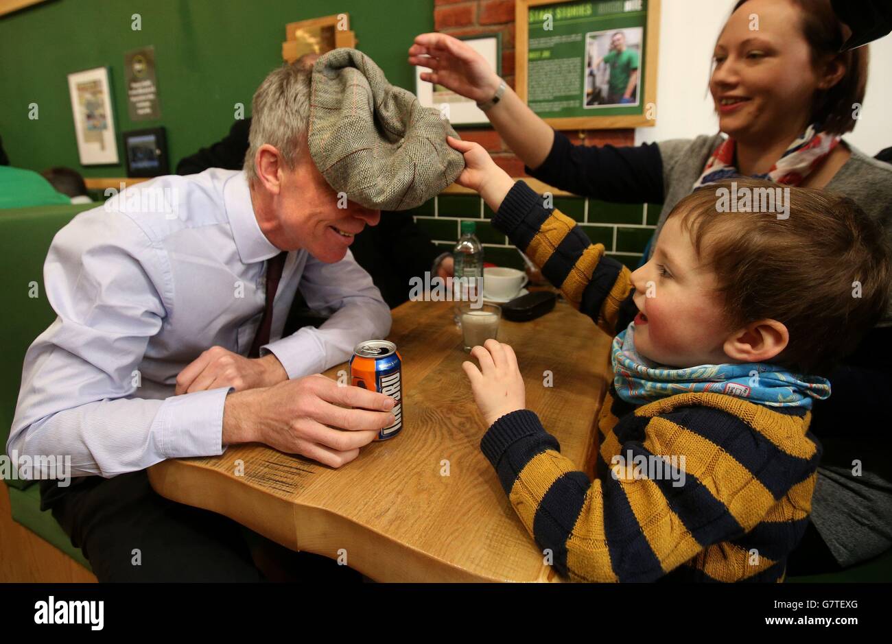 Scottish Labour leader Jim Murphy tries on a flat cap as he meets 3 ...