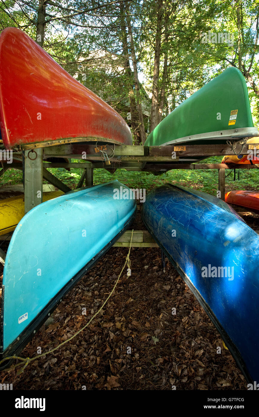 Green canoes hi-res stock photography and images - Alamy