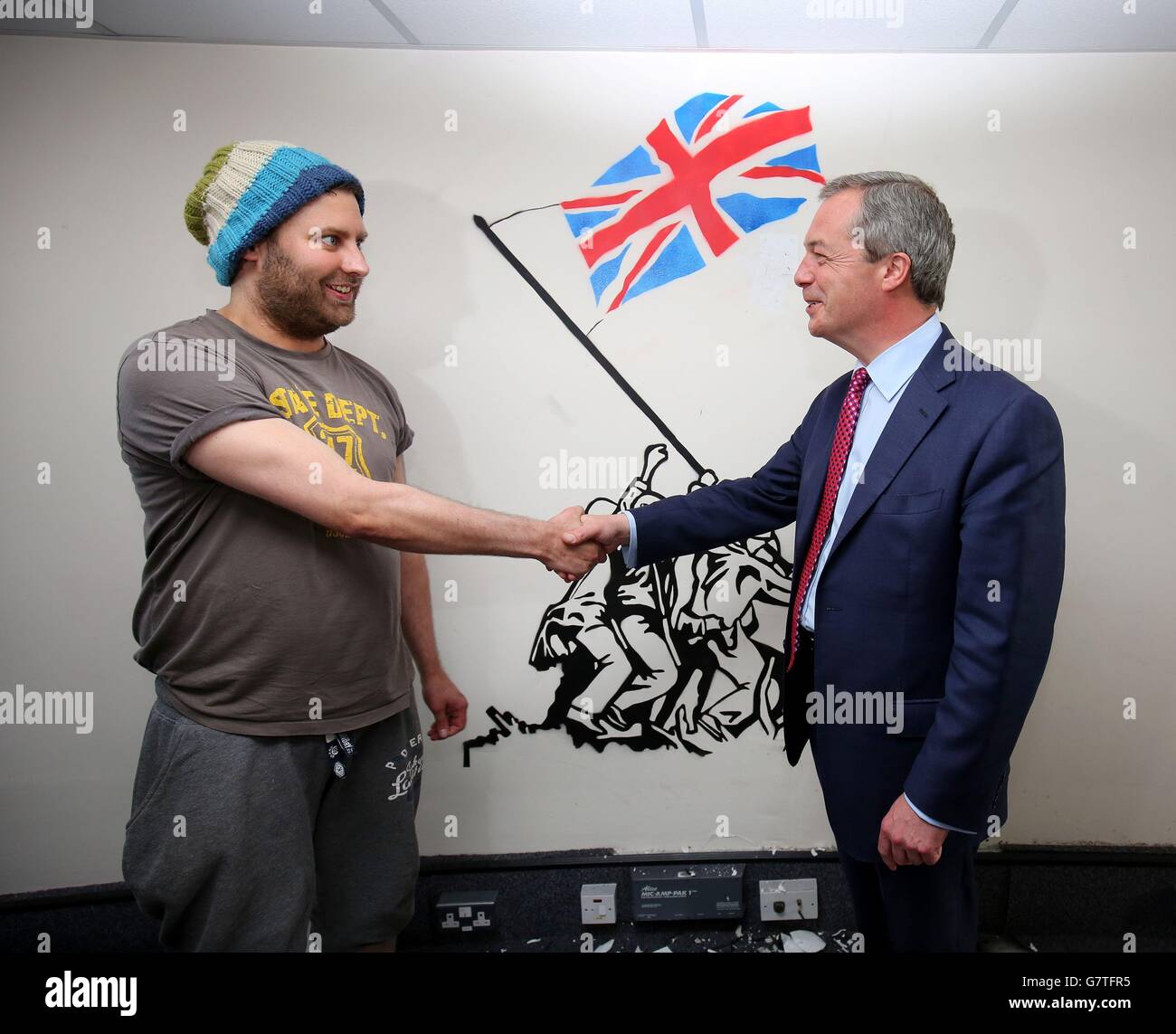 Ukip leader Nigel Farage meets veteran Andrew Ferris, a former soldier ...