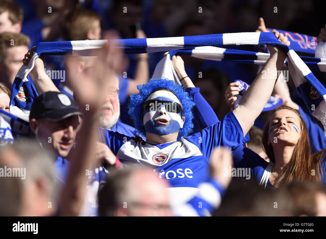 Reading fans wembley hi-res stock photography and images - Alamy