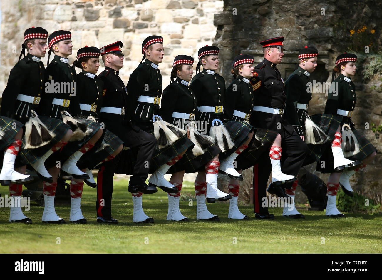 Queen firing a gun hi-res stock photography and images - Alamy