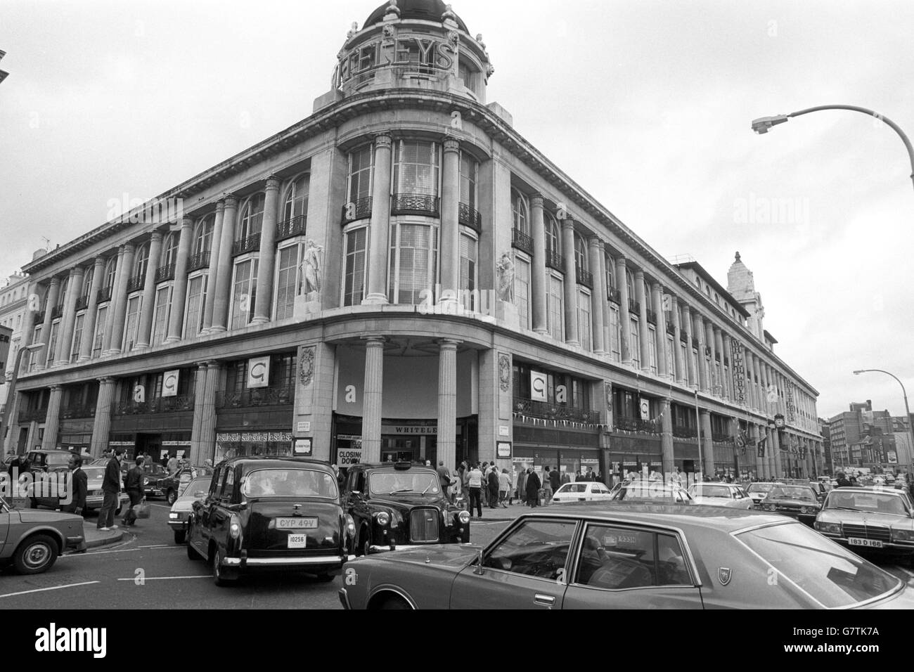Retail - Whiteleys Department Store Closes - London Stock Photo - Alamy