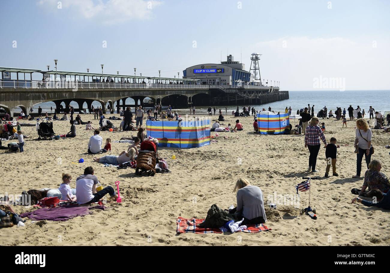 Weather easter monday weather warm general view gv crowd ampics hi-res ...