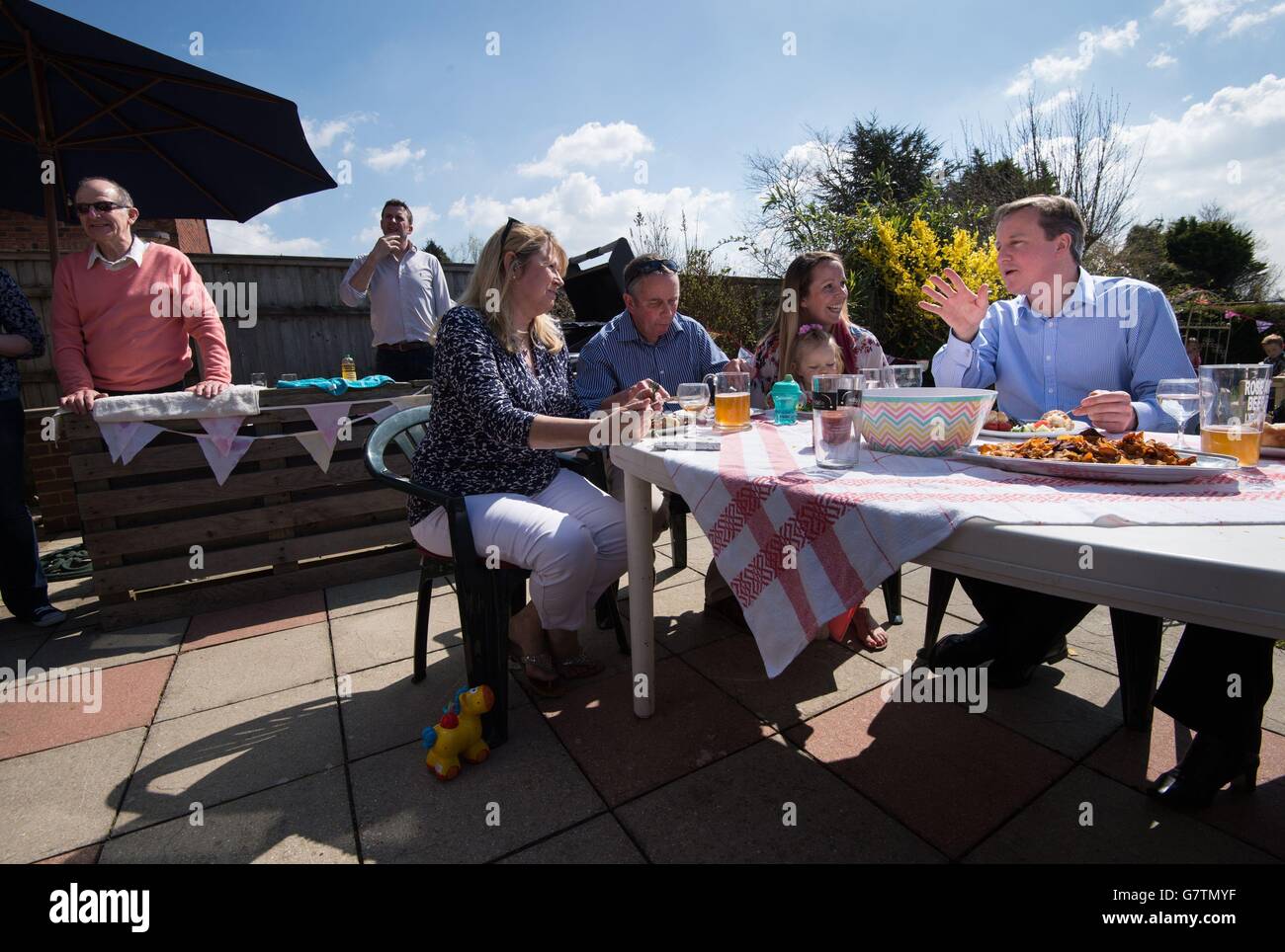 Prime Minister David Cameron (right) eats lunch in a garden with the ...