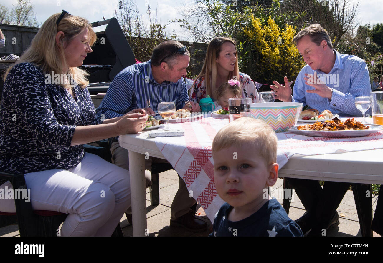 Prime Minister David Cameron (right) eats lunch in a garden with the ...