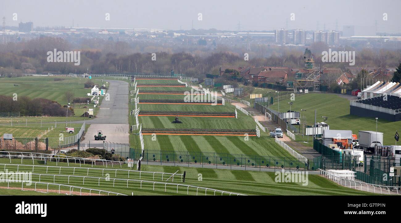 General fences jumps grass racing aintree mangkr general view gv hi-res ...