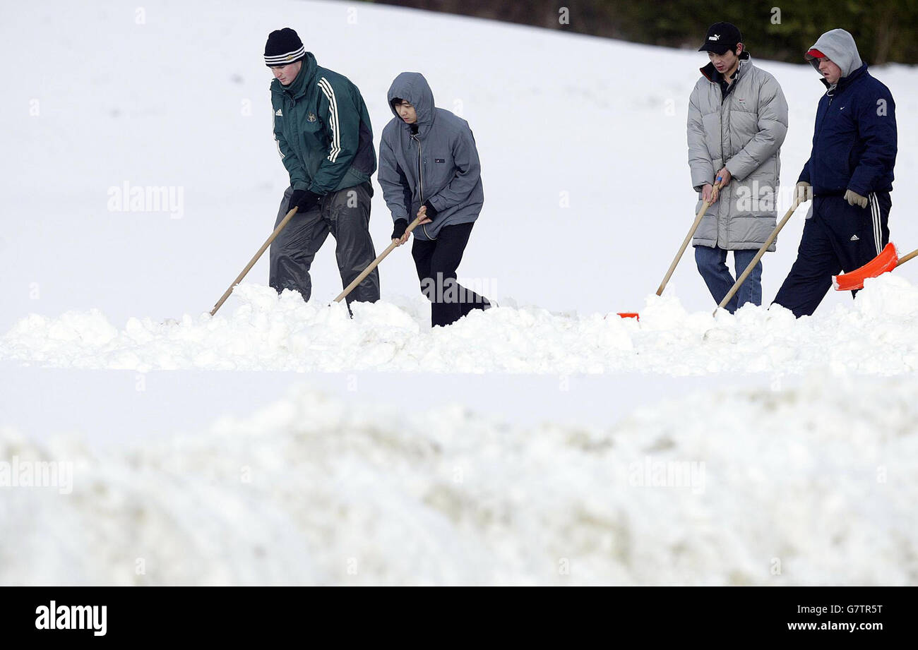 Groundsmen try to clear snow at Newcastle United's training ground ...