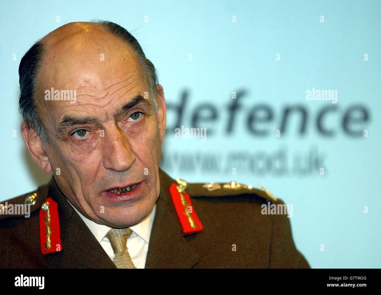 Chief of the General Staff Sir Mike Jackson talking to members of the ...