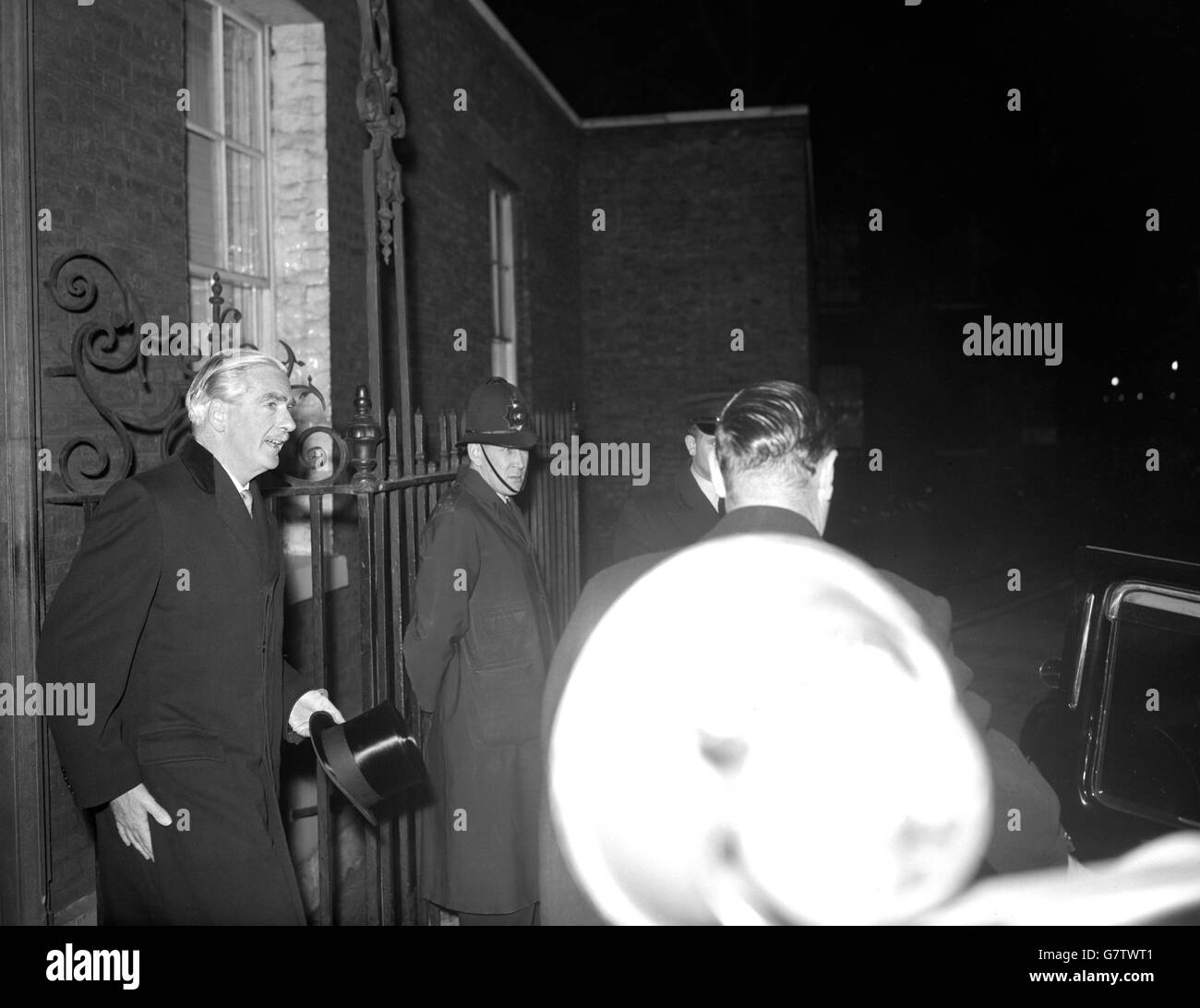 Sir anthony eden with the queen hi-res stock photography and images - Alamy