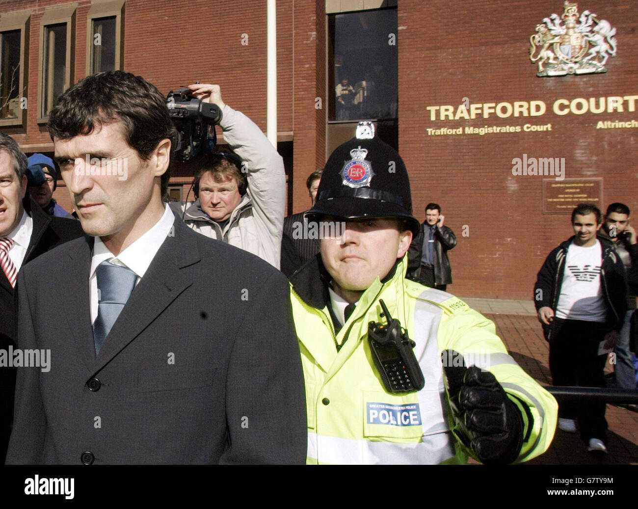 Manchester united captain roy keane l leaves court hi-res stock ...