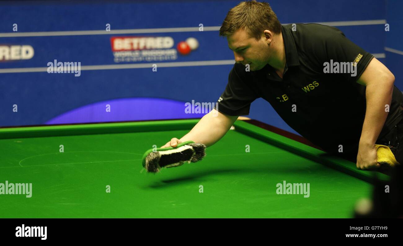 Crucible snooker tables hi-res stock photography and images - Alamy