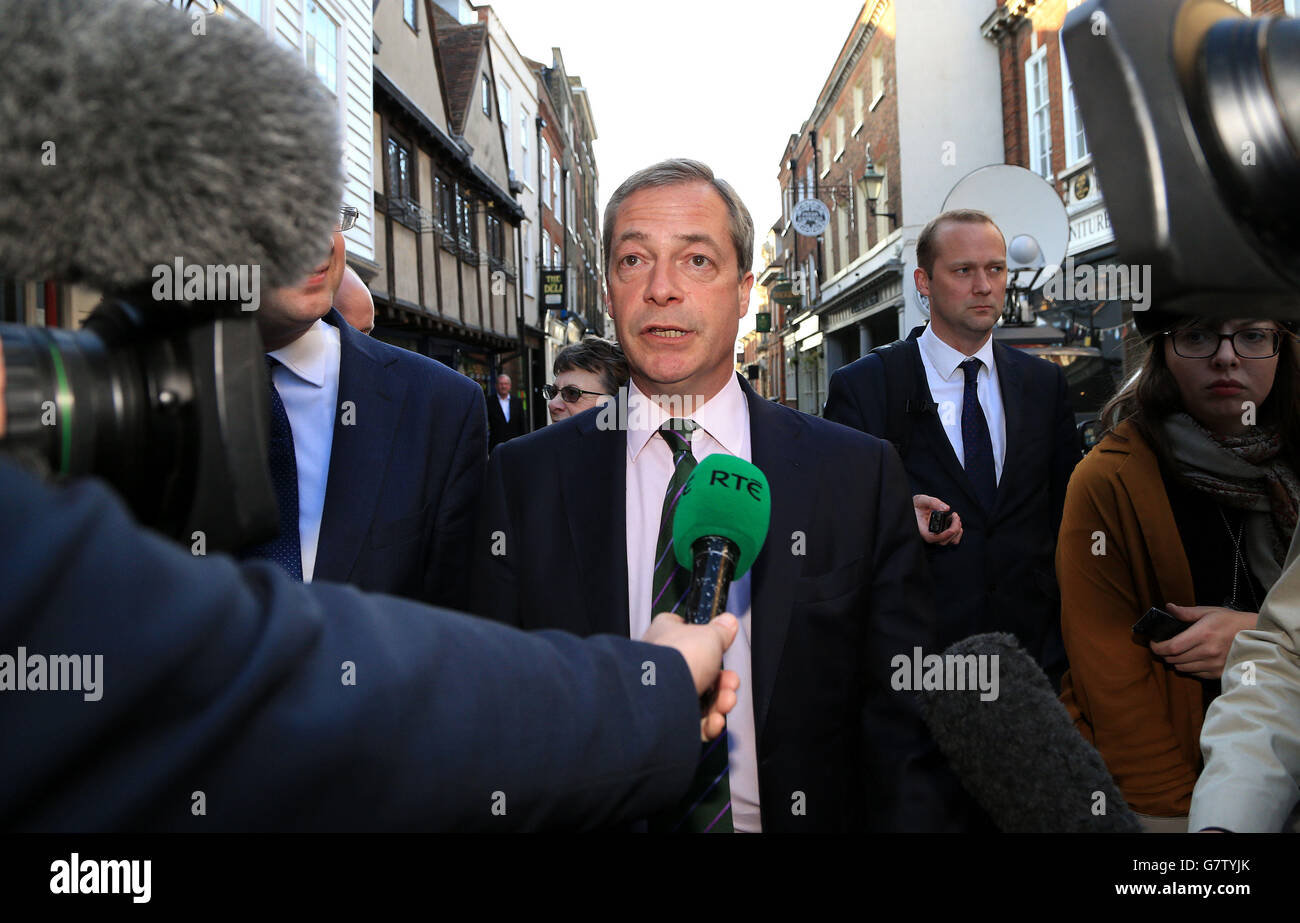 Reporters street walk hi-res stock photography and images - Alamy