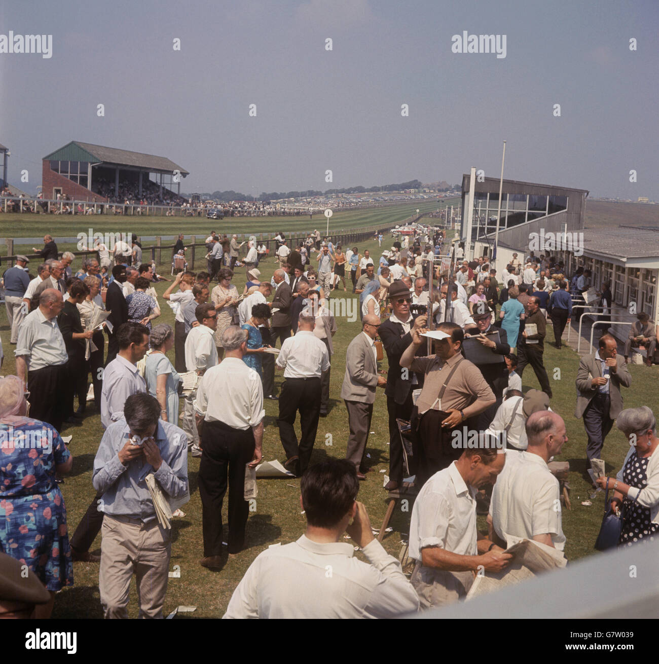 Brighton racecourse crowd hi-res stock photography and images - Alamy