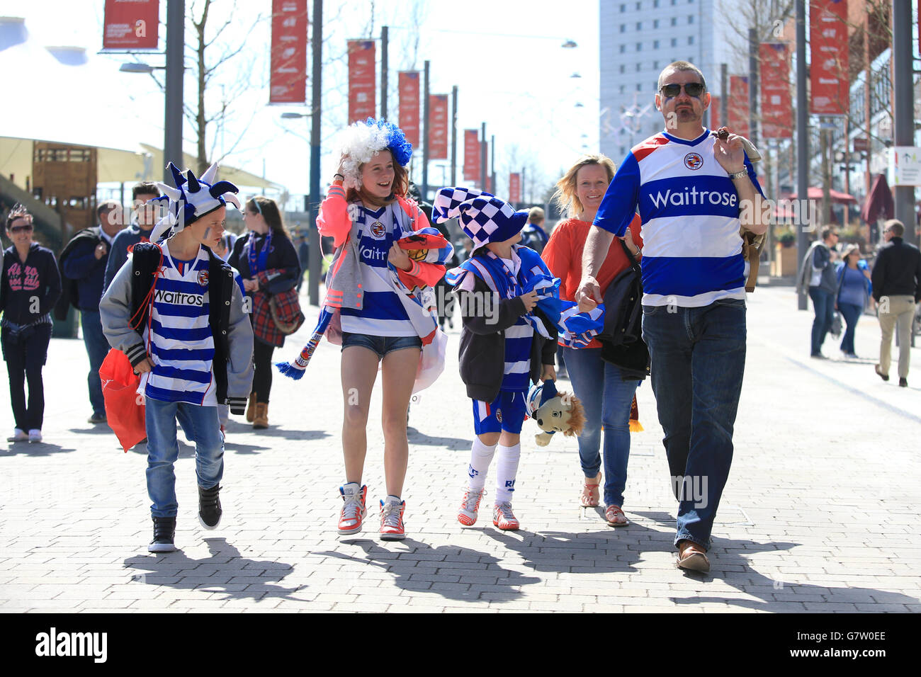 Reading fans wembley hi-res stock photography and images - Alamy