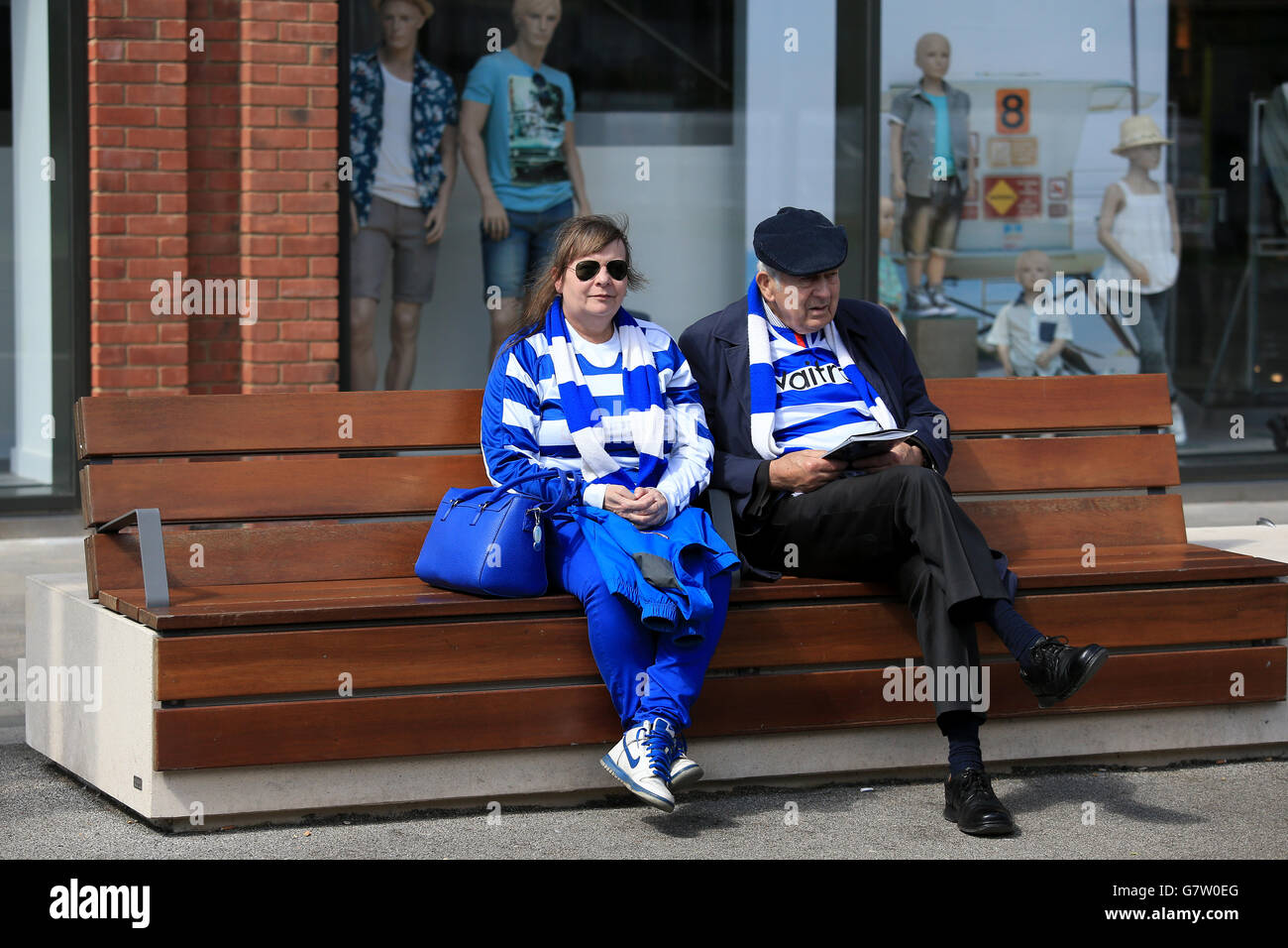 Reading fans wembley hi-res stock photography and images - Alamy