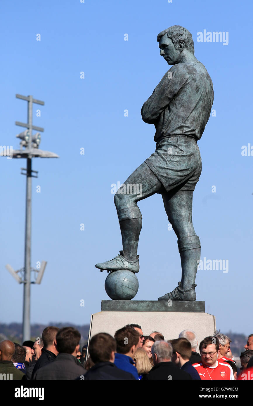 View sir bobby moore statue outside wembley hi-res stock photography ...