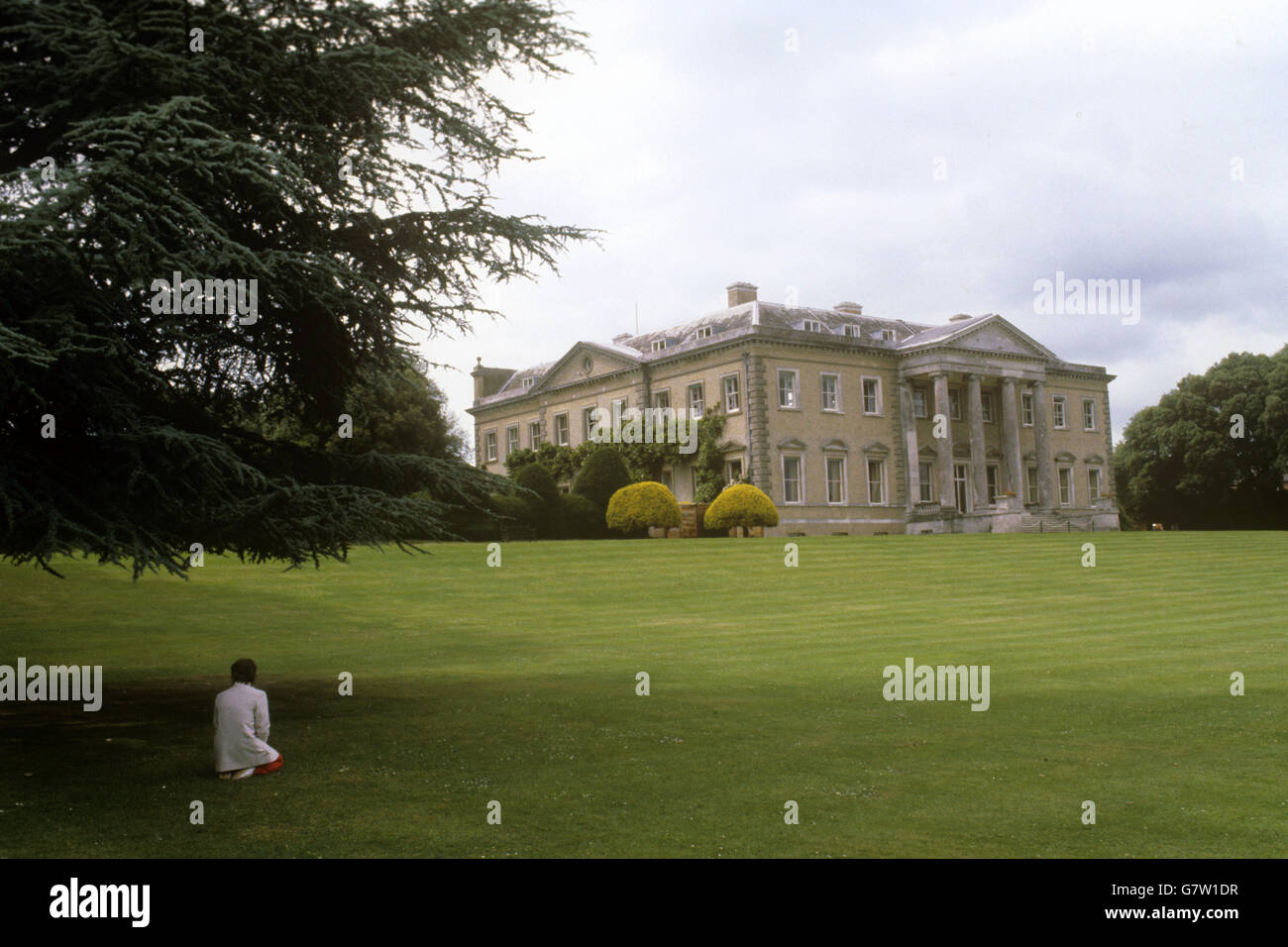 Buildings and Landmarks - Broadlands - Romsey. The graceful lawns at ...