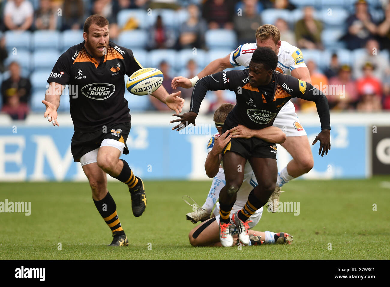 Rugbyu wasps mangps full length tackling hi-res stock photography and ...