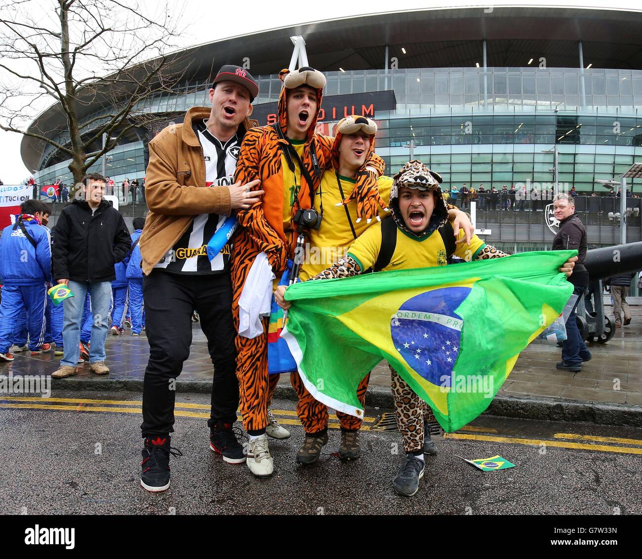 Chile fans arrive international friendly emirates stadium hi-res stock ...