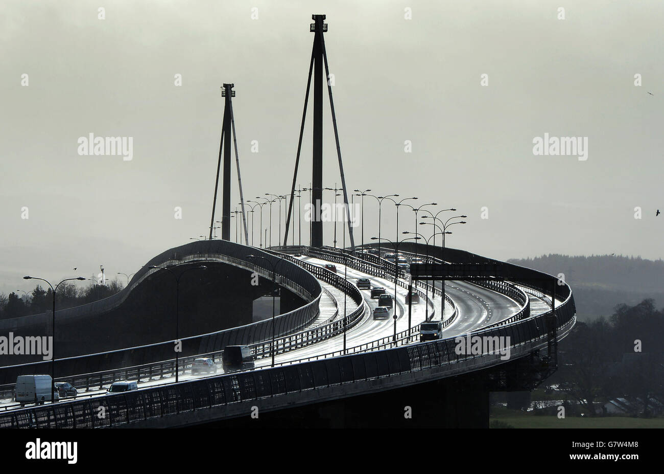 The Erskine bridge in Glasgow closed to high sided vehicles as strong ...