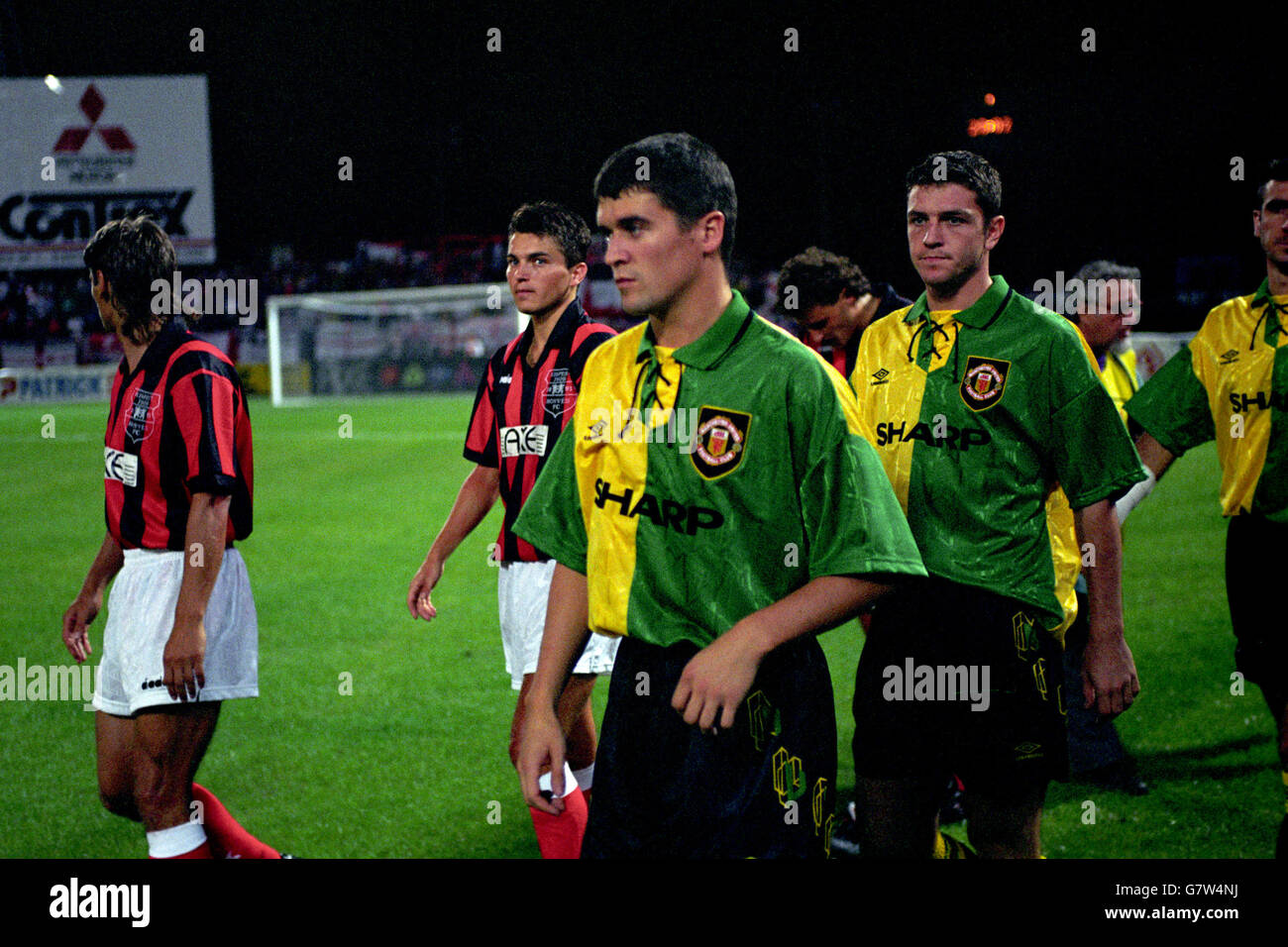 L r manchester uniteds roy keane lee walk out the match hi-res stock ...