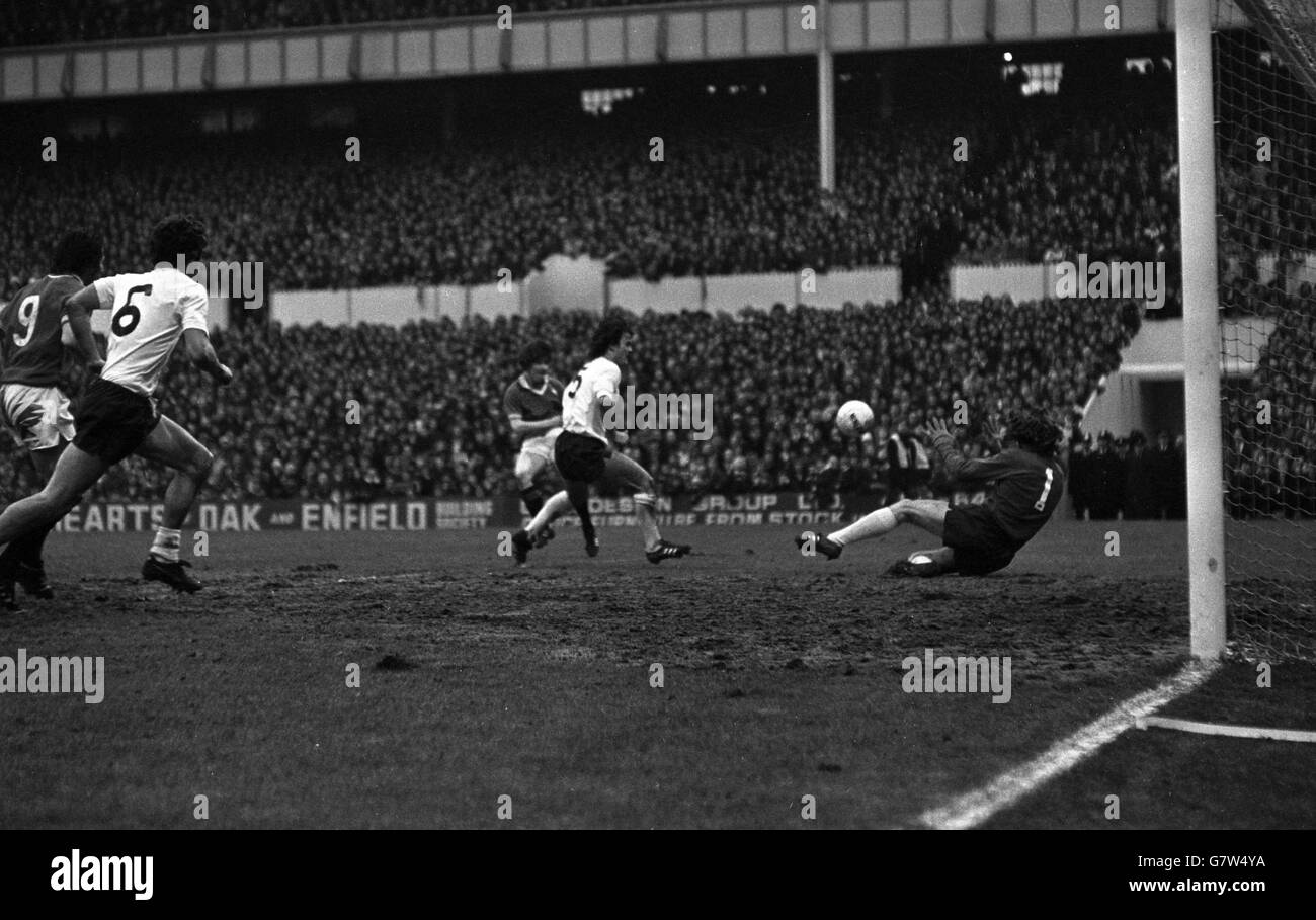 Manchester United's Gordon Hill (third left) beats Tottenham keeper Pat ...