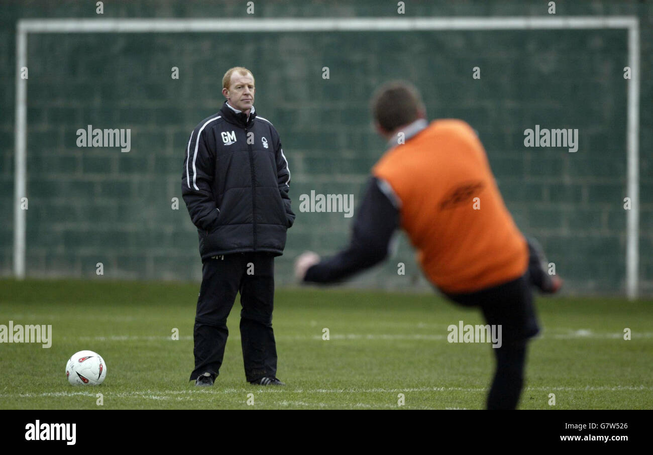 Soccer nottingham forest training session hi-res stock photography and ...