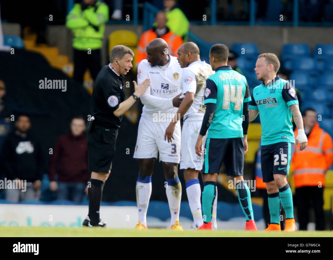 Leeds United's Rodolph Austin (centre) argues with referee Gary Sutton ...