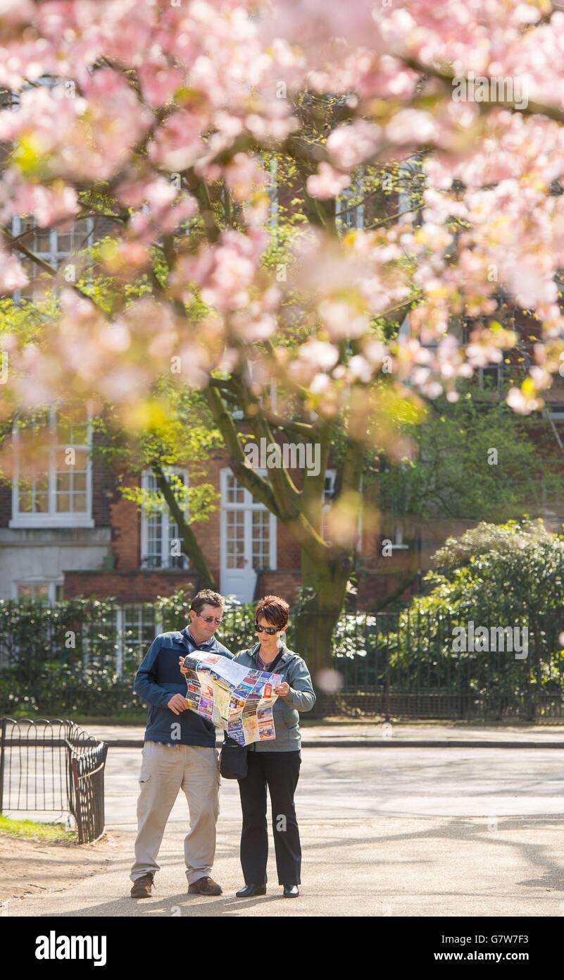 People enjoy warm weather in st james park hi-res stock photography and ...