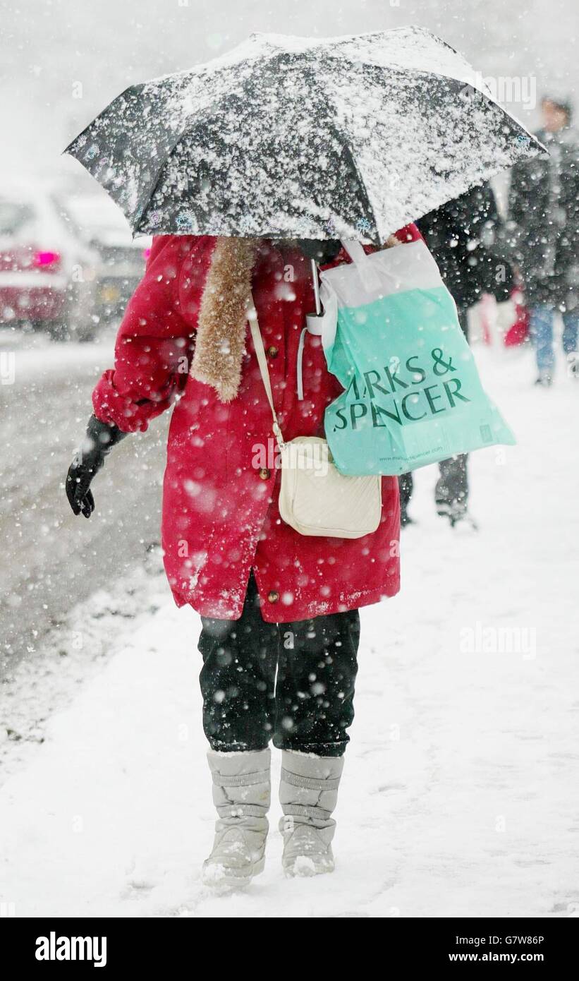 People struggle through thick snow after heavy snow showers Stock Photo ...