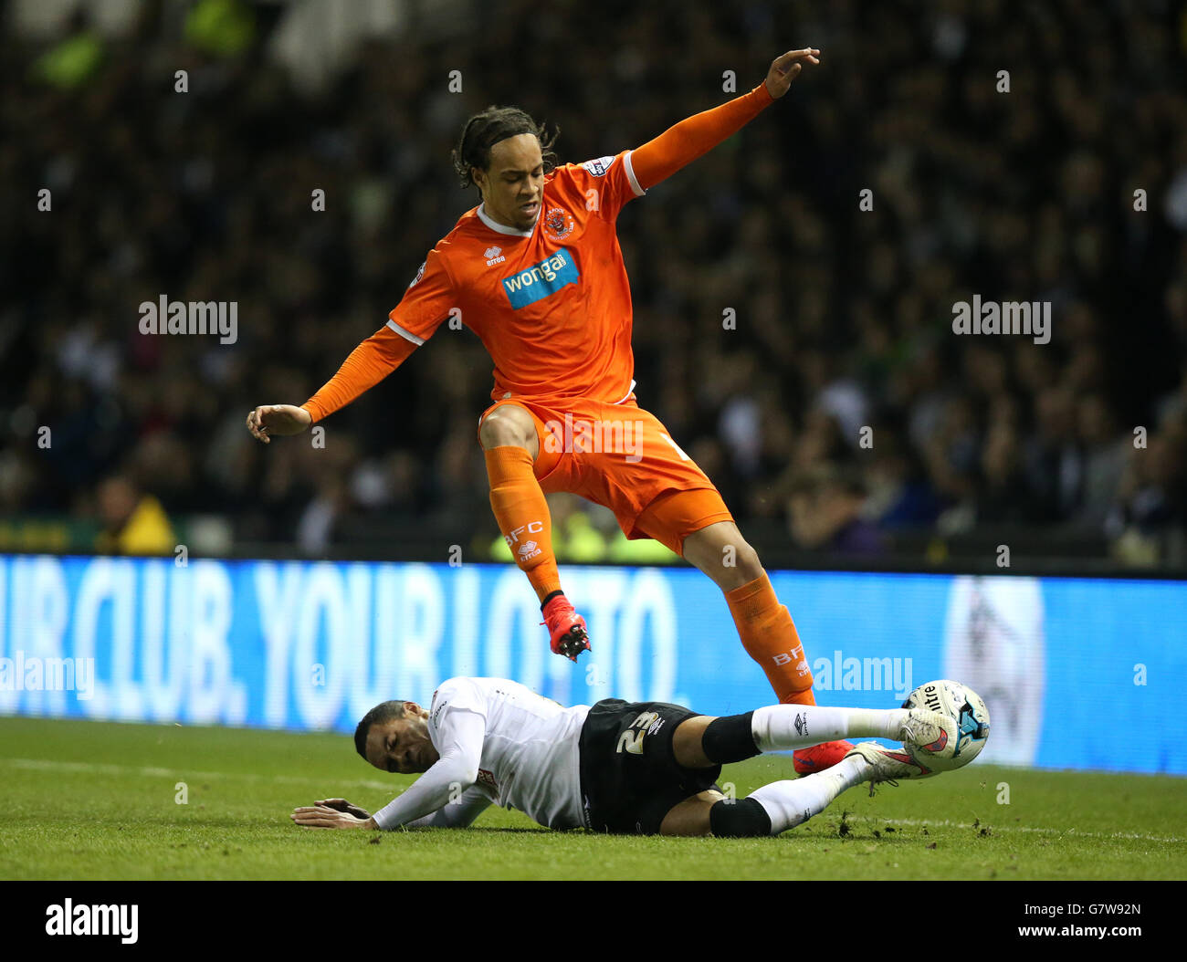 Derby County's Tom Ince and Blackpool's Charles Dunne Stock Photo - Alamy