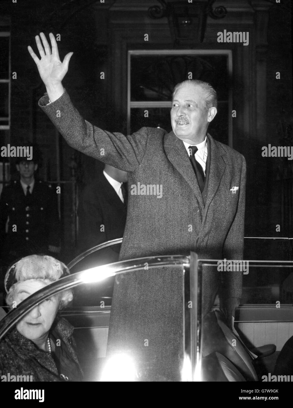 Politics - 1959 General Election - Harold MacMillan - 10 Downing Street ...