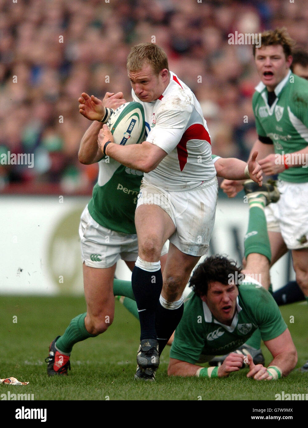 Ireland's Johnny O'Connor tackles England's Jamie Noon Stock Photo - Alamy