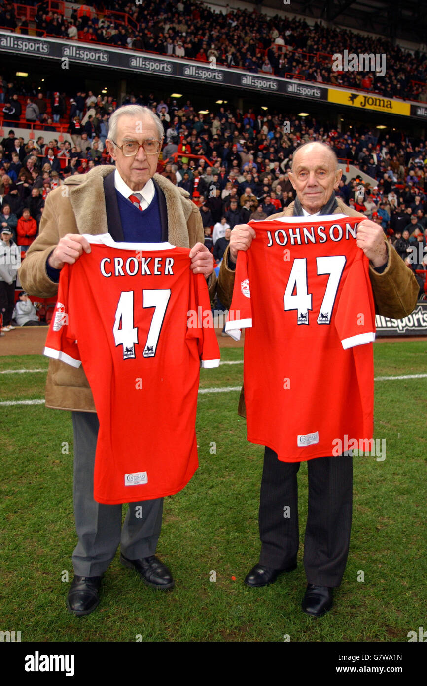 Former Charlton Athletic players Peter Croker and Bert Johnson receive shirts at half-time Stock ...