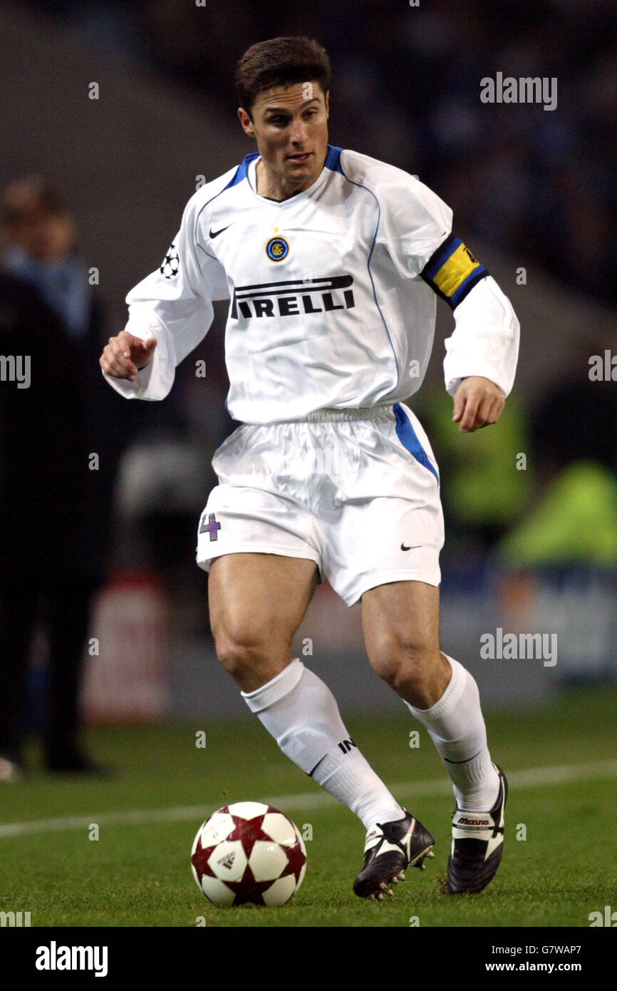 Javier zanetti inter milan fc hi-res stock photography and images - Alamy