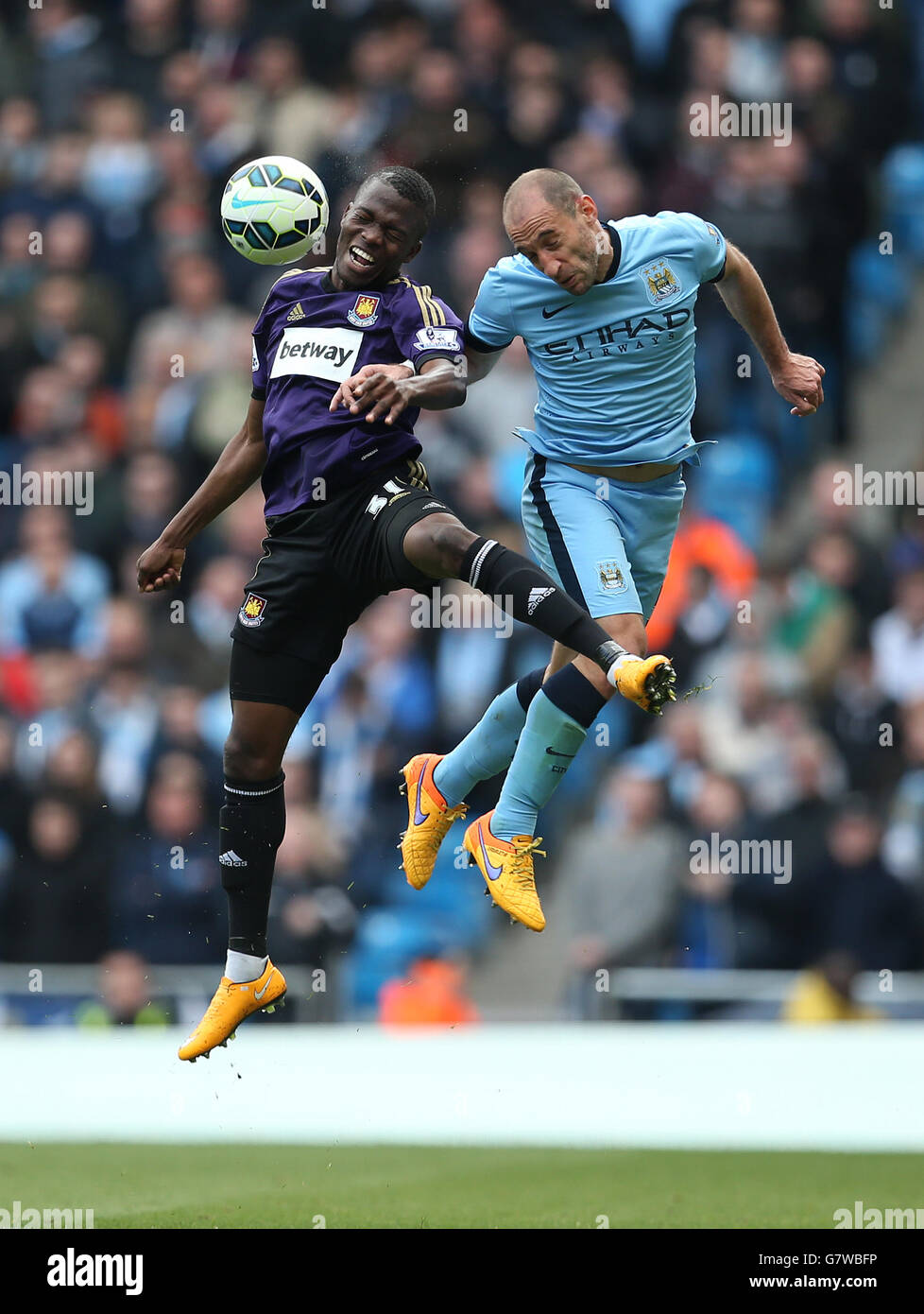 Manchester city s etihad stadium hi-res stock photography and images ...